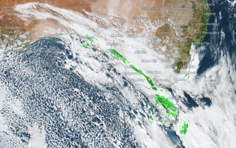 Cold front roaring across SE Aus